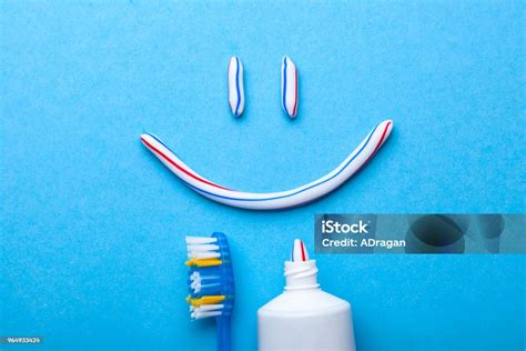 미소는 얼굴의 형태로 치아 붙여넣기 파란색 배경에 칫 솔 및 치약의 튜브입니다 상쾌하 고 치약 미 백입니다 이빨에 대한 스톡 사진 및 기타 이미지 Istock