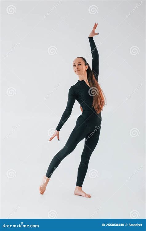 Fondo Blanco Joven Vestido Con Ropa Deportiva Haciendo Gimnasia En