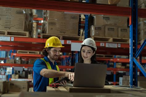 창고 개념 작업자 창고 남성 및 여성 작업자 보관 재고 확인 창고 노동자 그룹이 작업하고 선반에 있는 제품 상자를 확인합니다 창고 작업자 팀 2명에 대한 스톡 사진 및 기타