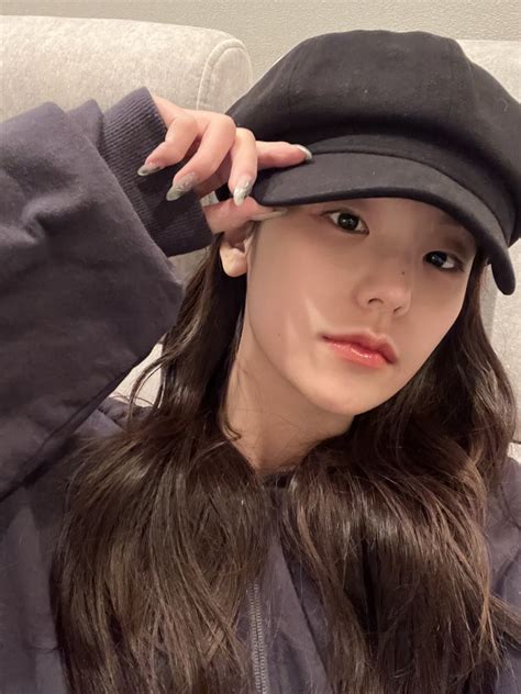 웨이브머리 언니 보고 있었는데 갑자기 빵모자 아기 나타나서 황당하게 좋음 어캐 이렇게 생겼지 진짜 친친🖤 Yeji