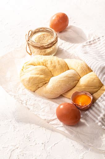 국가 이스라엘 달콤한 신선한 덩어리 의 Challah 빵 밝은 배경에 Challah 유대인 빵의 원시 덩어리 텍스트의 공백입니다