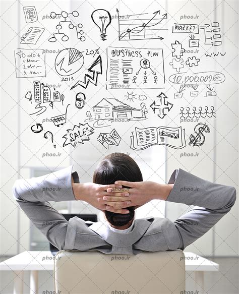 عکس مردی نشسته روی صندلی که دارد به نوشته های روی تخته رو به رویش نگاه