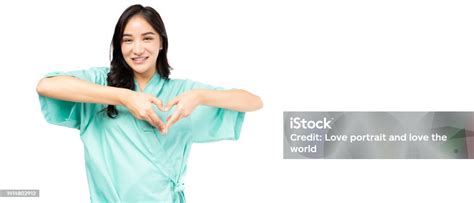 두 손으로 심장을 보여주는 행복한 젊은 여성 사랑 기호 심장학 환자 손가락 행복과 미소로 가슴과 심장 위에 심장 모양을 만들고 얼굴은 심장학 건강 관리와 좋은 건강 환자에