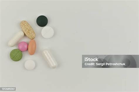 薬局の背景白いテーブル白い背景の上の錠丸薬医学と健康カプセルのクローズ アップ薬の別の種類 アセチルサリチル酸のストックフォトや画像を多数