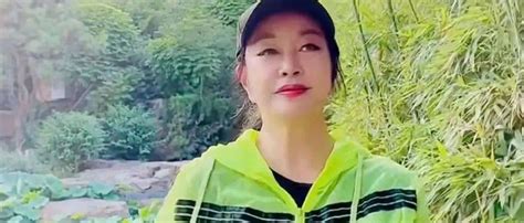 刘晓庆就是美颜的漂亮，在机场不打光的脸土黄沧桑，这才是72岁！显得