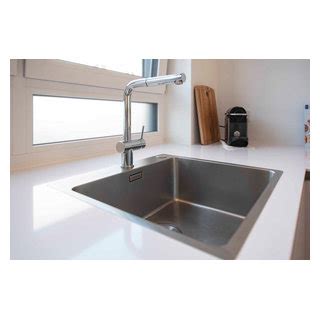 Moderne weiße Küche in U Form grifflos Contemporary Kitchen