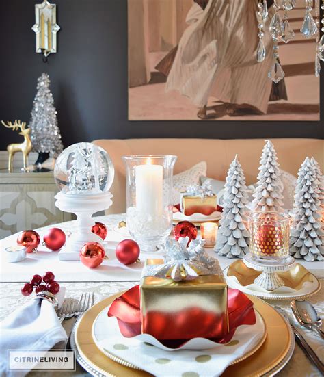 RED WHITE AND GOLD HOLIDAY TABLESCAPE WITH A TWIST