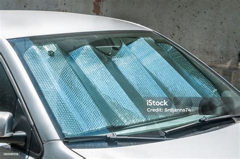 바람막이 또는 직접적인 햇빛 및 열에서 자동차 플라스틱 실내 패널의 보호로 유리창에 태양 반사판 차에 대한 스톡 사진 및 기타 이미지 Istock