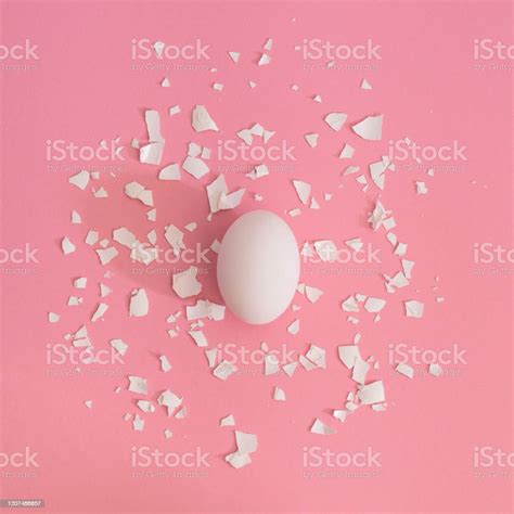 빈 인사말 카드 크래프트 봉투 분홍색 배경에 부활절 달걀과 안개 꽃 0명에 대한 스톡 사진 및 기타 이미지 0명 4월