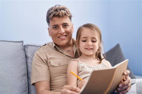 Padre E Hija Padre E Hija Escribiendo En Casa Foto De Archivo Imagen