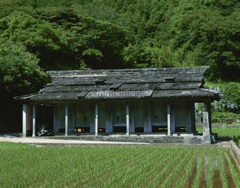 椎根の石屋根 対馬 厳原町の写真素材 Fyi03324119 ストックフォトの Qlean Market（キュリンマーケット）