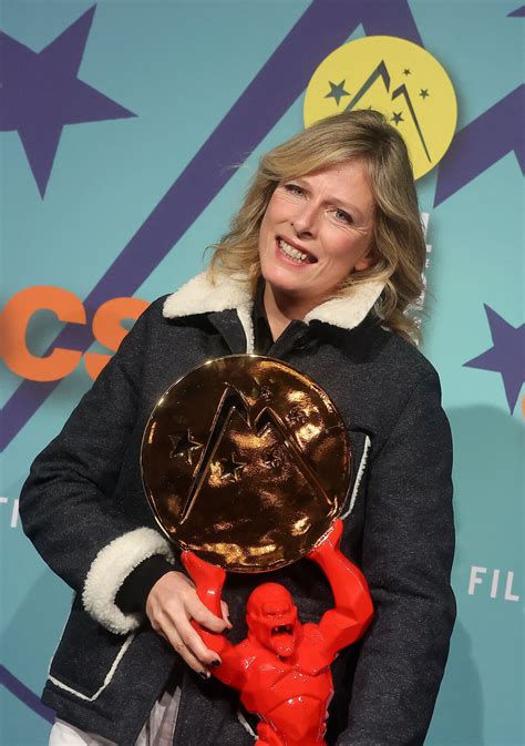 Photo Karin Viard présidente du jury avec le prix Isère Photocall