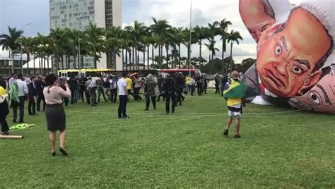 Manifestação Na Praça Dos Três Poderes Durante Julgamento De Lula No