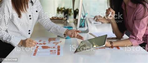 사무실 방에서 태블릿 및 서류와 함께 일하는 두 명의 사업가 컴퓨터 프로그래머에 대한 스톡 사진 및 기타 이미지 컴퓨터 프로그래머 사무실 손 Istock