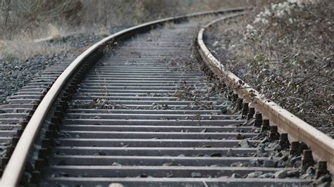 Откриха мъж в безпомощно състояние между релсите до жп гара Вакарел Новини бг