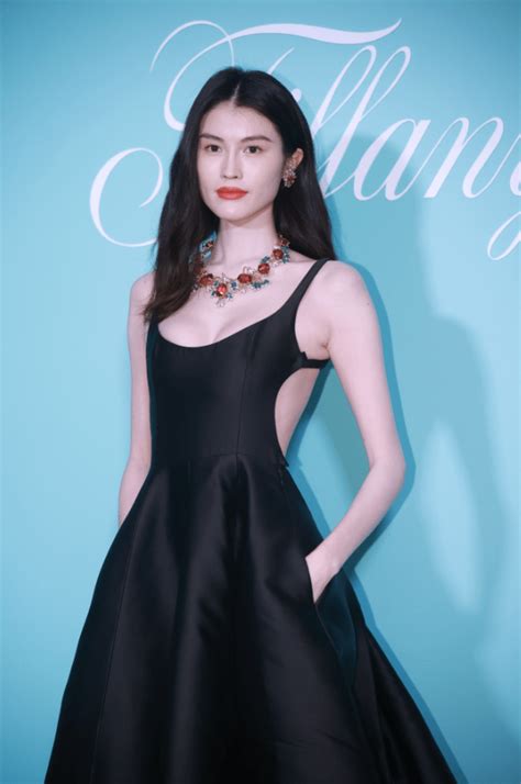 李小冉钟楚曦何穗美貌鲨人 胡一天张彬彬斗帅 搜狐大视野 搜狐新闻