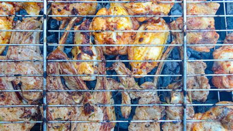 Barbekyu Steak Dengan Daging Sapi Di Atas Panggangan Logam Di Atas Bara