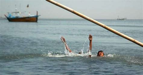 کراچی، پابندی کے باوجود شدید گرمی کے باعث نیٹی جیٹی پل کے نیچے بچے
