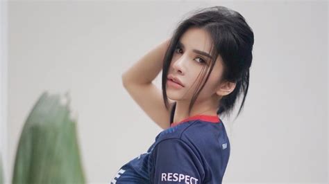Seksinya Maria Vania Pose Pakai Jersey Prancis Bikin Dengkul Netizen Lemas Okezone Lifestyle