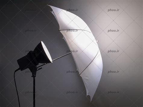 عکس با کیفیت چتر بازتابنده نور در پس زمینه خاکستری عکس با کیفیت و