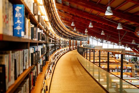 佐賀必訪景點～武雄市圖書館，蔦屋書店x星巴克咖啡進駐，書香與咖啡香縈繞的休憩空間！