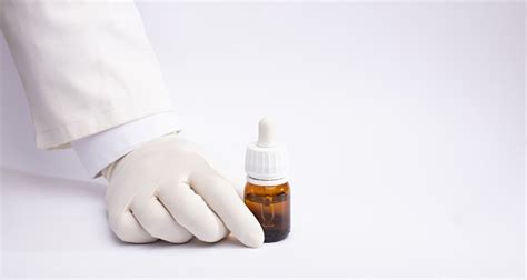 장갑을 낀 손에 드롭 디스펜서 병에 마리화나 오일 흰색 배경 0명에 대한 스톡 사진 및 기타 이미지 0명 Thc 건강