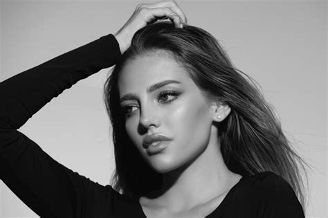 Premium Photo Sensual Fashion Woman Face Close Up Beauty Portrait Of