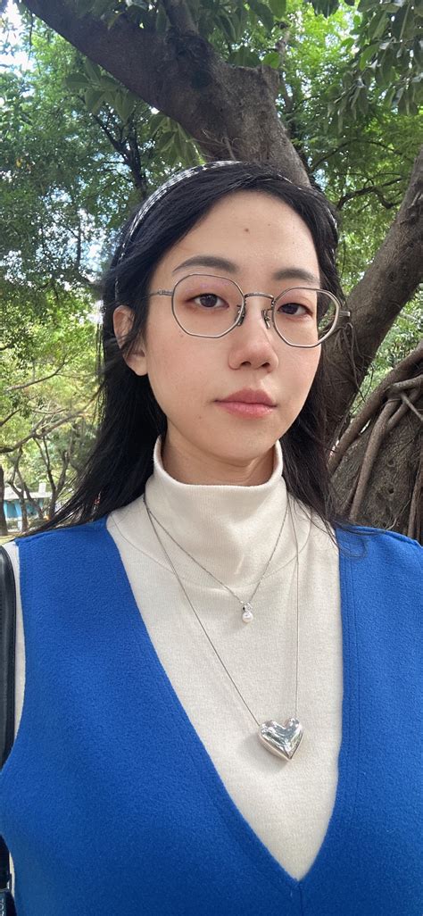 搭捷運時，聽到小情侶的對話： 女孩子說要男友陪她去領什麼精品店的小香水，免費的 我也好想知道，男朋友是要去哪裡領？是要下載什麼app還是綁定