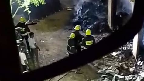 الدفع بـ10 سيارات إطفاء للسيطرة على حريق مخزن كرتون بمنطقة الطوابق بفيصل