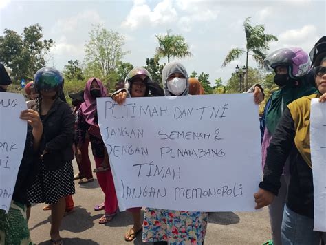 Puluhan Emak Emak Sukadamai Demo Ke Kantor Bupati Tuntut Harga Jual