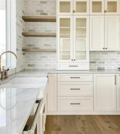 Cocinas A Kitchen With White Cabinets And Marble Counter Tops White