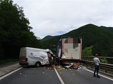 UPDATE Accident grav pe Valea Oltului Un tir și o autoutilitară s au