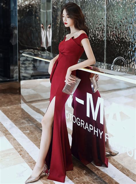 ชุดราตรียาวสีแดง ทรงปาดไหล่แต่งจีบหน้า กระโปรงผ่าหน้าทรงหางปลา สวยหรู