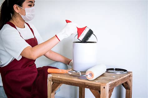 인테리어 작업 페인트 브러쉬 방 모양 및 구조에 흰 장갑 그림 벽에 화가 손 Diy에 대한 스톡 사진 및 기타 이미지 Diy