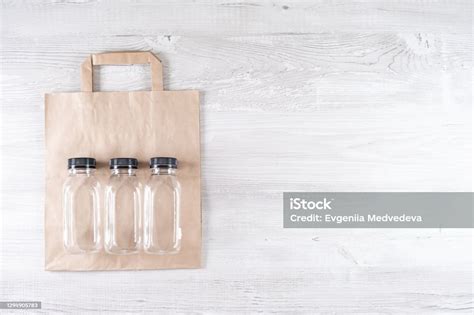 종이 봉투 3 개의 플라스틱 병 로고를 위한 장소 복사 공간이 있는 회색 배경에 친환경 식품 포장 및 면 에코 백 자연과 재활용 개념의 보살핌 케이터링 및 길거리 패스트