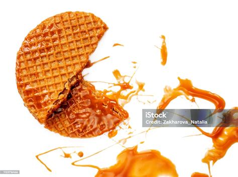흰색 배경에 고립 된 캐 러 멜 소스로 카라멜 얇은 라운드 와플 네덜란드 Stroopwafel와 골든 버터 토 피 토 피 시럽