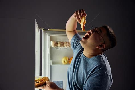 半夜肥胖男青年冰箱吃夜宵高清图片下载 正版图片502382678 摄图网