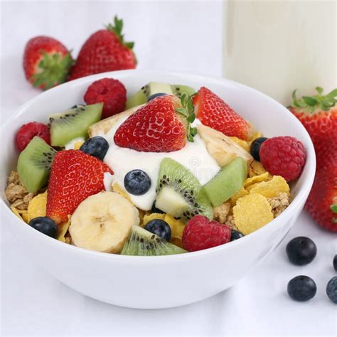 Cereales De Frutas Con Yogur Y Fresas Foto De Archivo Imagen De Fresa