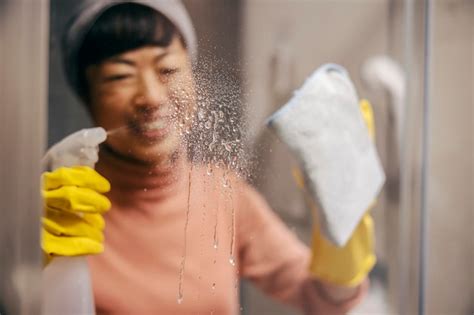 Una Digna Ama De Casa Japonesa De Mediana Edad Está Limpiando Ventanas