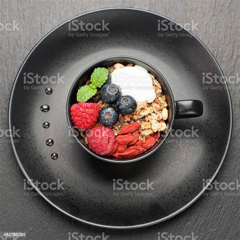 그래놀라 부사장인 Chia 씨앗류 베리류와 야쿠르트 0명에 대한 스톡 사진 및 기타 이미지 0명 2015년 과일 Istock