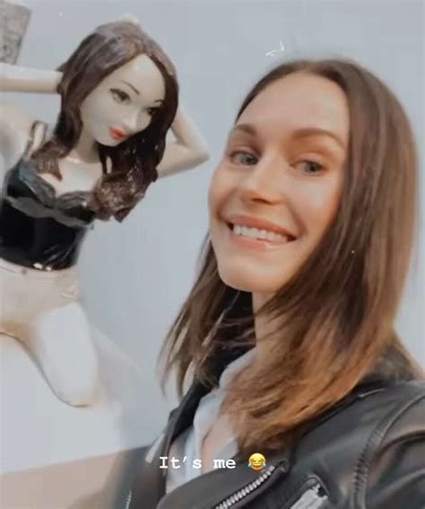 芬兰美女总理看展活力十足同框狂野版的自己