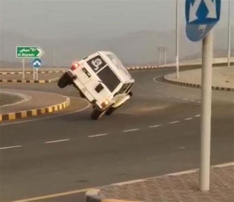 استيقاف سائق مركبة بتهمة الاستعراض في طريق عام شؤون عمانية