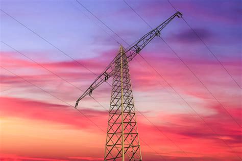 움직이는 자동차에서 고전압 케이블이있는 매우 큰 전기 철탑의 전망 0명에 대한 스톡 사진 및 기타 이미지 0명 강철 고압 전류 주의 Istock