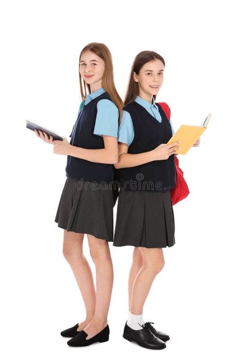十几岁的女孩全长画象校服的有在白色的书的 库存照片 图片 包括有 方式 白种人 人们 背包 女小学生 148851490