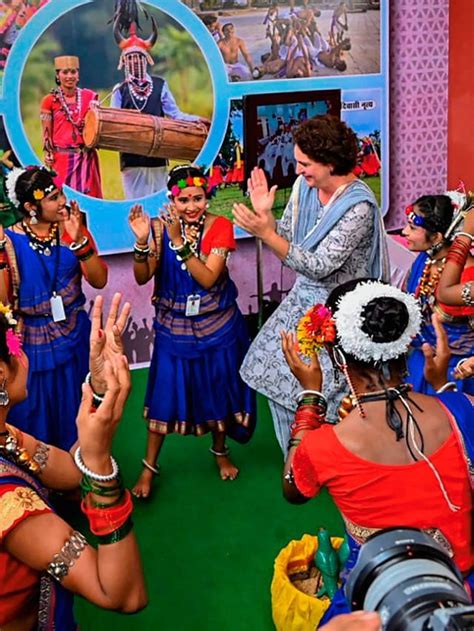 कांग्रेस नेता प्रियंका गांधी का महिलाओं के साथ डांस देखें वीडियो Tv9