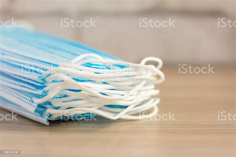 바이러스로부터 보호하기 위한 항바이러스 의료용 마스크 외과 용 보호 마스크 테이블에 새로운 의료 마스크의 전체 무리 0명에 대한 스톡 사진 및 기타 이미지 Istock