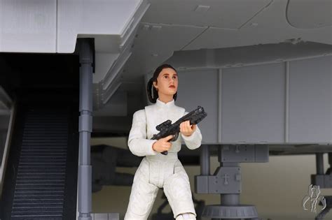 REVIEW AND PHOTO GALLERY Star Wars Vintage Collection VC Princess Leia Bespin Escape