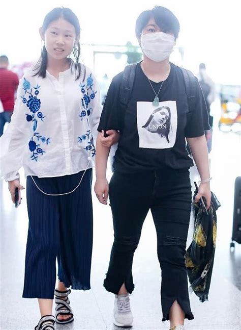 小瀋陽女兒長大了，一家三口現身機場，穿著樸素但清秀漂亮 每日頭條