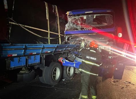Idosa morre em acidente entre caminhão e ônibus em Lavrinhas CBN Vale