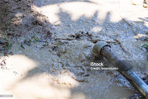 지하수 배수 시스템 용 파이프의 클로즈업은 땅에서 물을 펌핑합니다 0명에 대한 스톡 사진 및 기타 이미지 0명 가뭄 강철 Istock